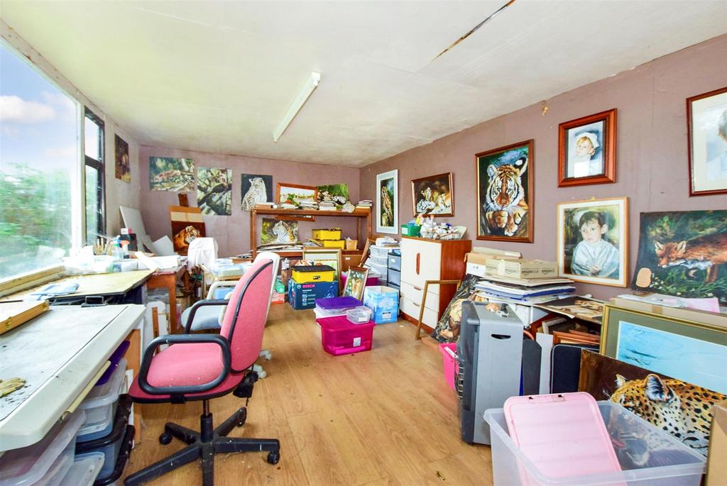 Limerstone, Newport PO30 4 bed chalet - £264,000