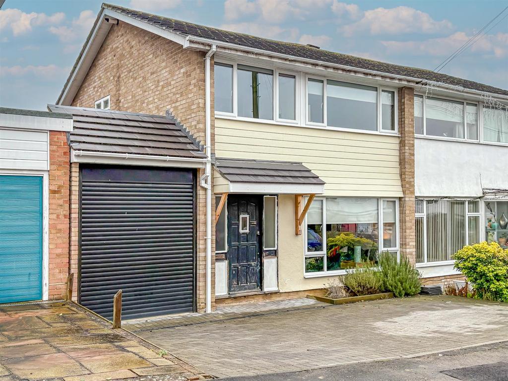 Elizabeth Close, Hockley SS5 3 bed semi-detached house - £450,000