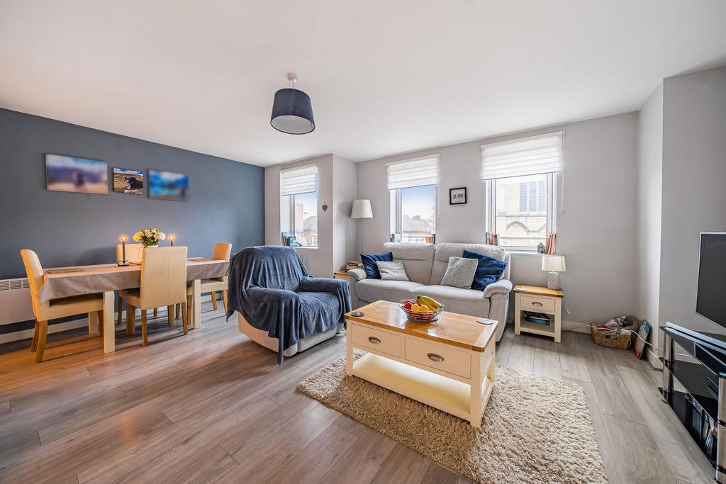 Victoria Street, Basingstoke.RG21 3FJ 2 bed flat for sale - £230,000