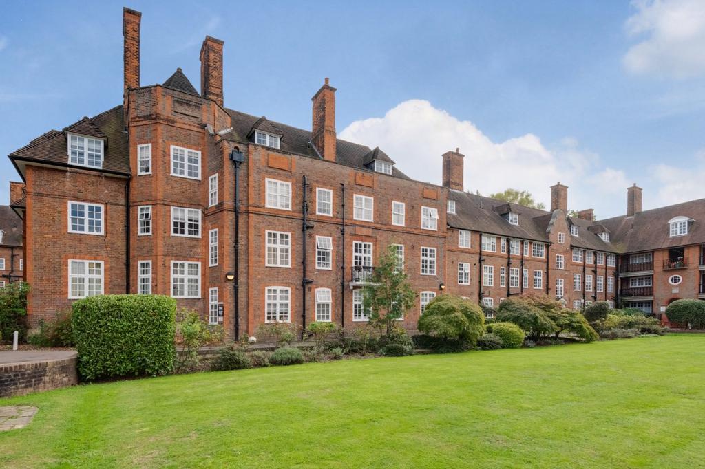 Heathcroft, Hampstead Way, NW11 4 bed apartment - £749,000
