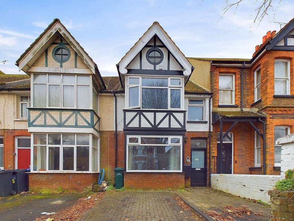 Pavilion Road, Worthing BN14 7EE 2 bed ground floor flat - £275,000
