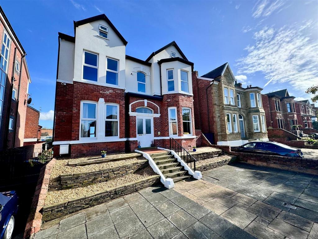 Liverpool Road, Southport 3 bed maisonette - £270,000