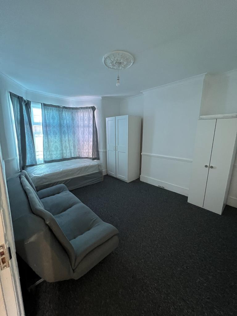 2 BED FIRST FLOOR FLAT Lansdowne... 2 bed flat - £2,000 pcm (£462 pw)