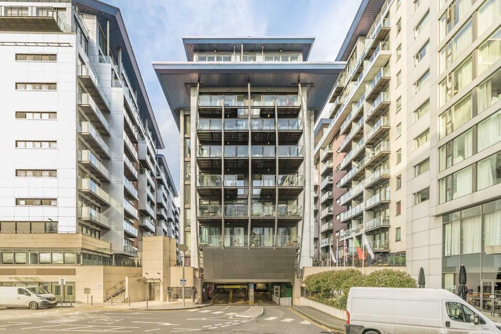 Queenstown Road, London SW11 2 bed flat to rent - £2,800 pcm (£646 pw)
