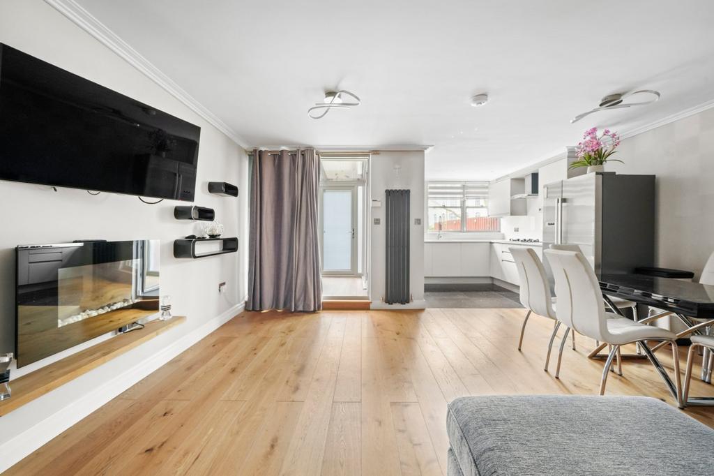 Bute Walk, Islington, London 2 bed maisonette - £2,750 pcm (£635 pw)