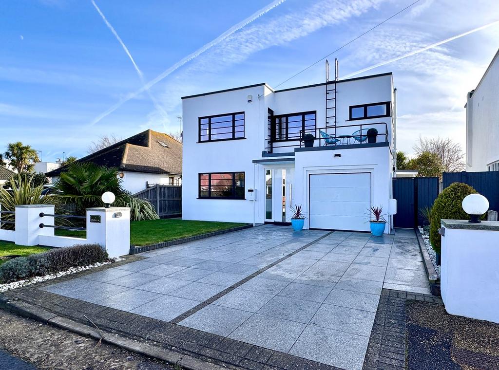 Essex, FRINTON-ON-SEA, CO13 3 bed detached house - £650,000
