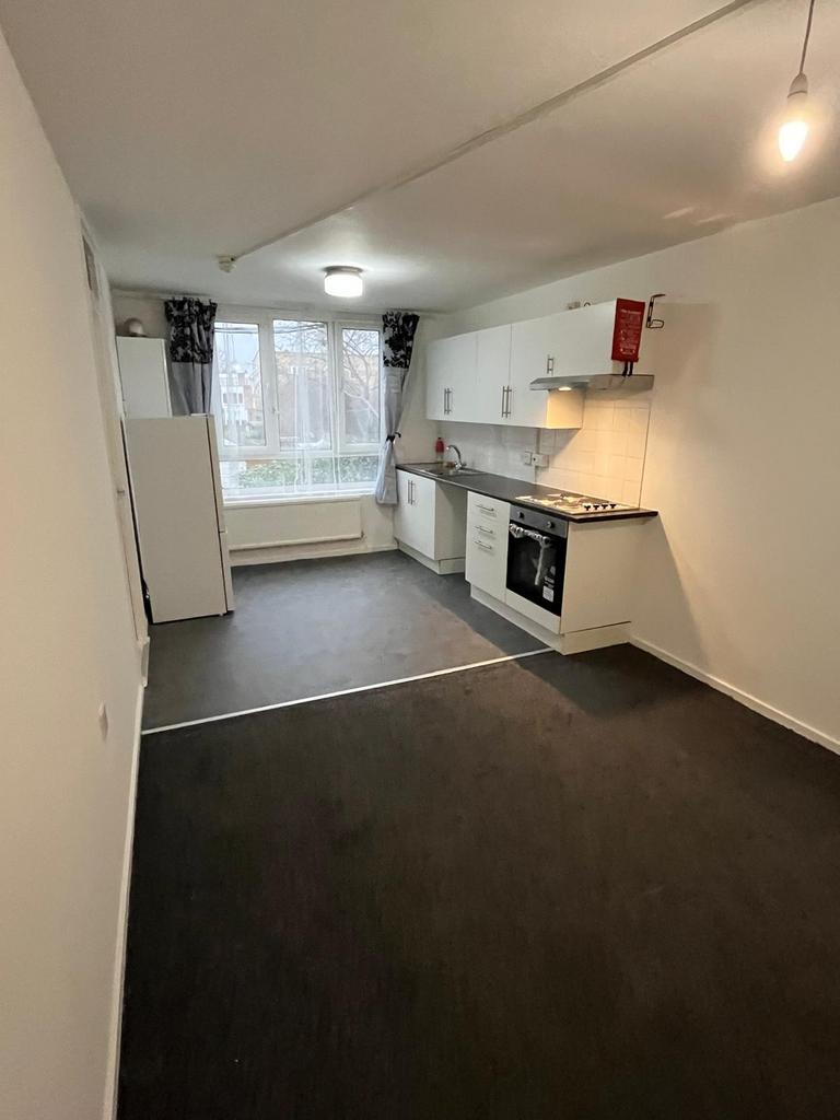 King Street, Plaistow, E13 2 bed flat to rent - £1,900 pcm (£438 pw)