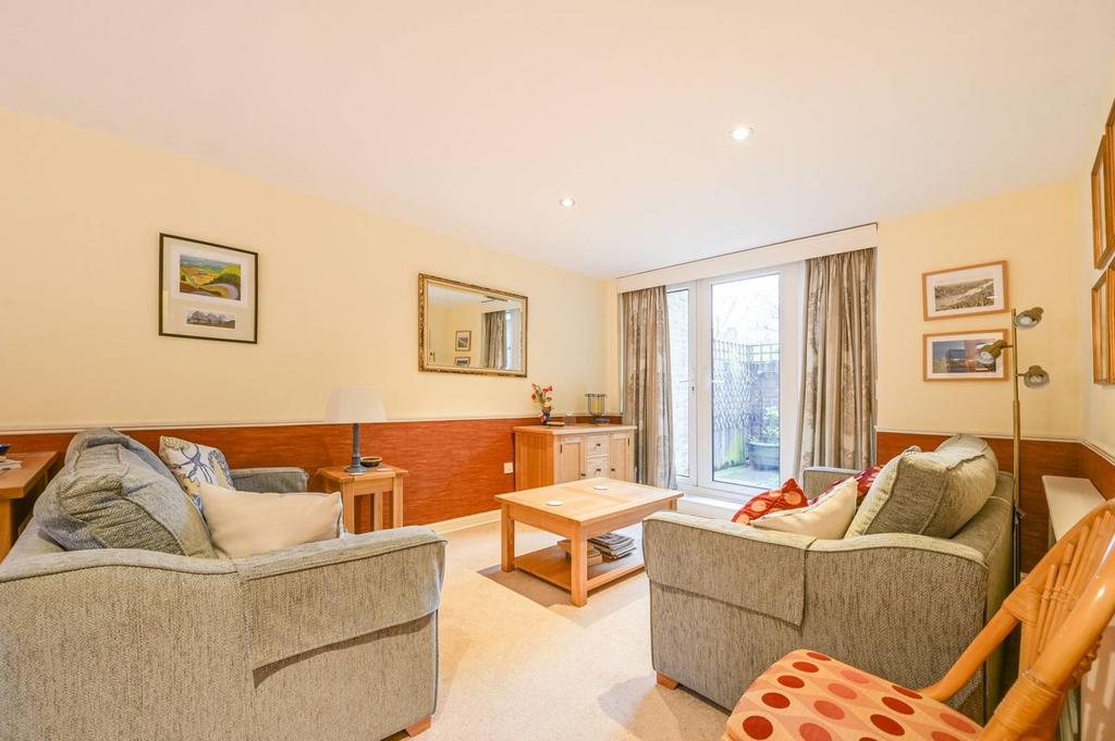 Burr Close, St Katharine Docks... 2 bed flat for sale - £625,000