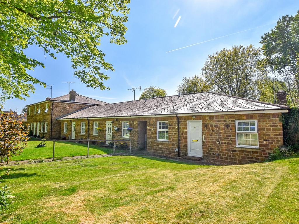 Gilbert Scott Court, Towcester, NN12 2 bed bungalow - £325,000