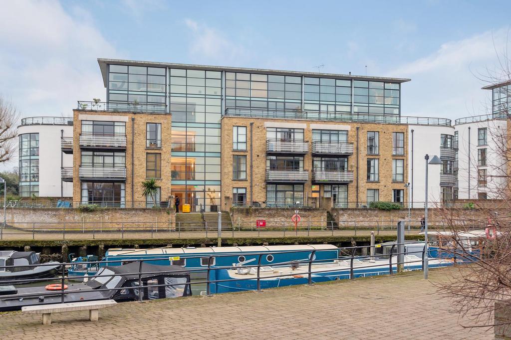Point Wharf Lane, Brentford, TW8 1 bed flat - £370,000