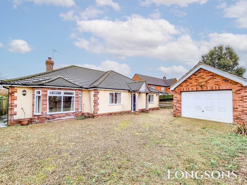 Whitsands Road, Swaffham 3 bed detached bungalow to rent - £1,500 pcm ...