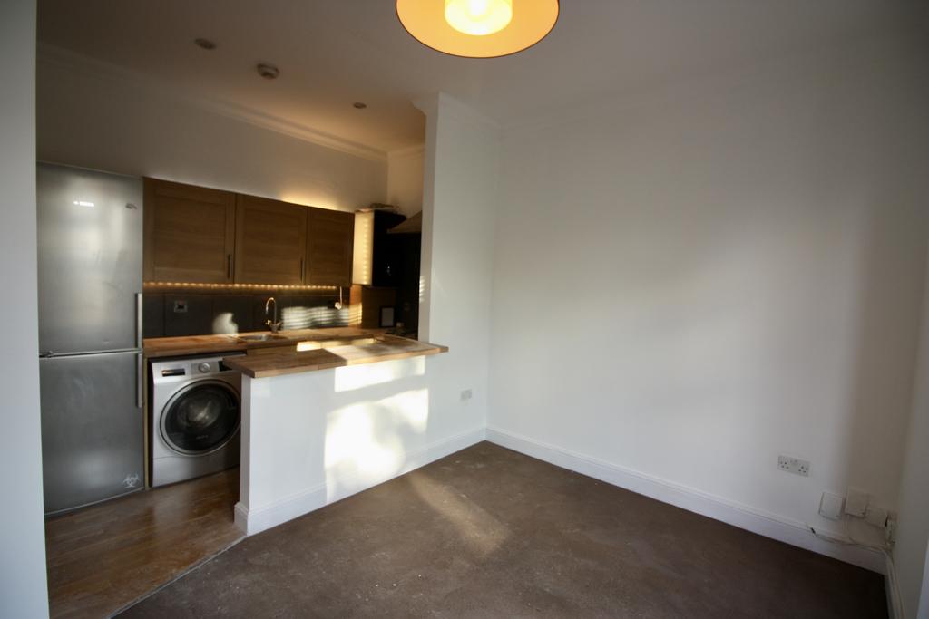 Springfield Road, London N11 3 bed flat - £2,099 pcm (£484 pw)