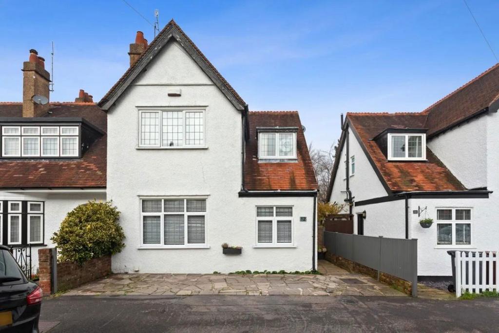 Rosebery Road, Bushey 3 bed house to rent - £2,200 pcm (£508 pw)