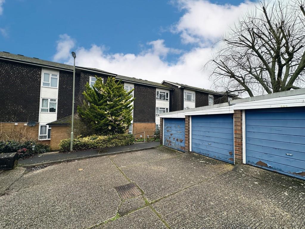 Melrose Walk, Basingstoke RG24 2 bed apartment - £1,100 pcm (£254 pw)
