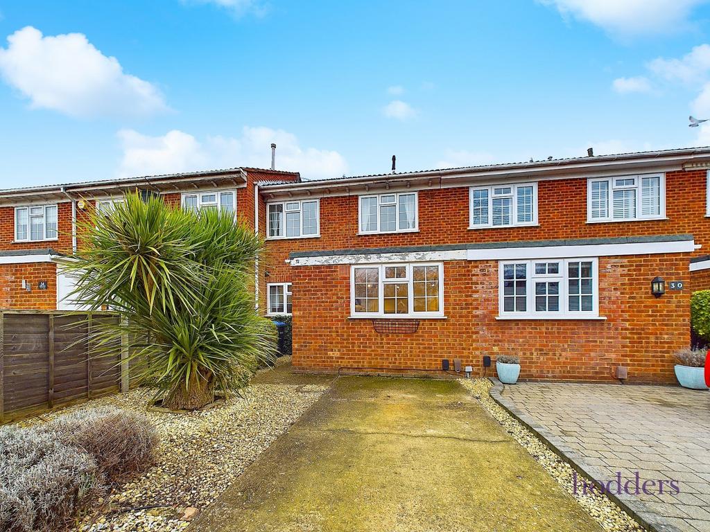 Bates Walk, Addlestone, Surrey, KT15 3 bed terraced house - £2,000 pcm ...
