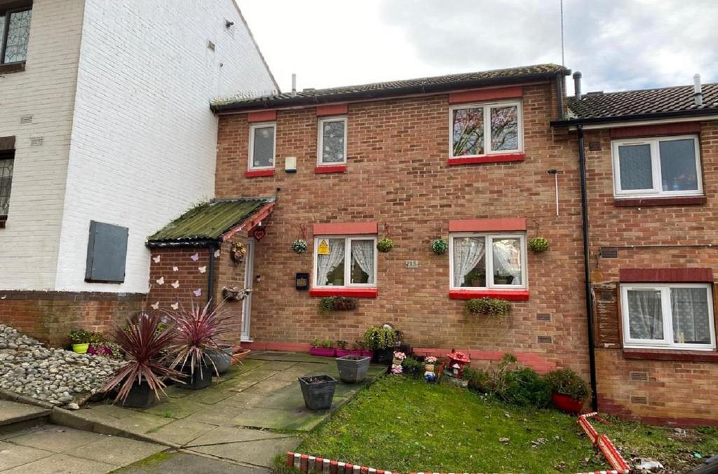 Fraser Road, Thorplands Brook... 2 bed terraced house - £180,000