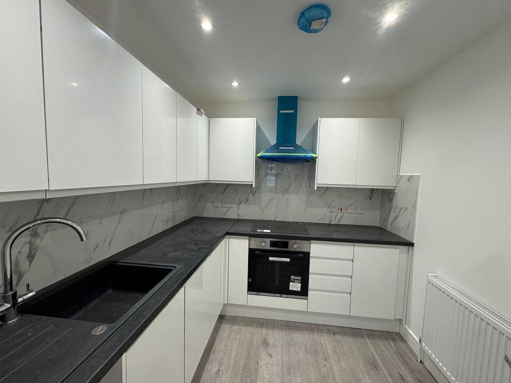 Faraday Road, Farnham Royal, Slough... 1 bed flat - £1,200 pcm (£277 pw)