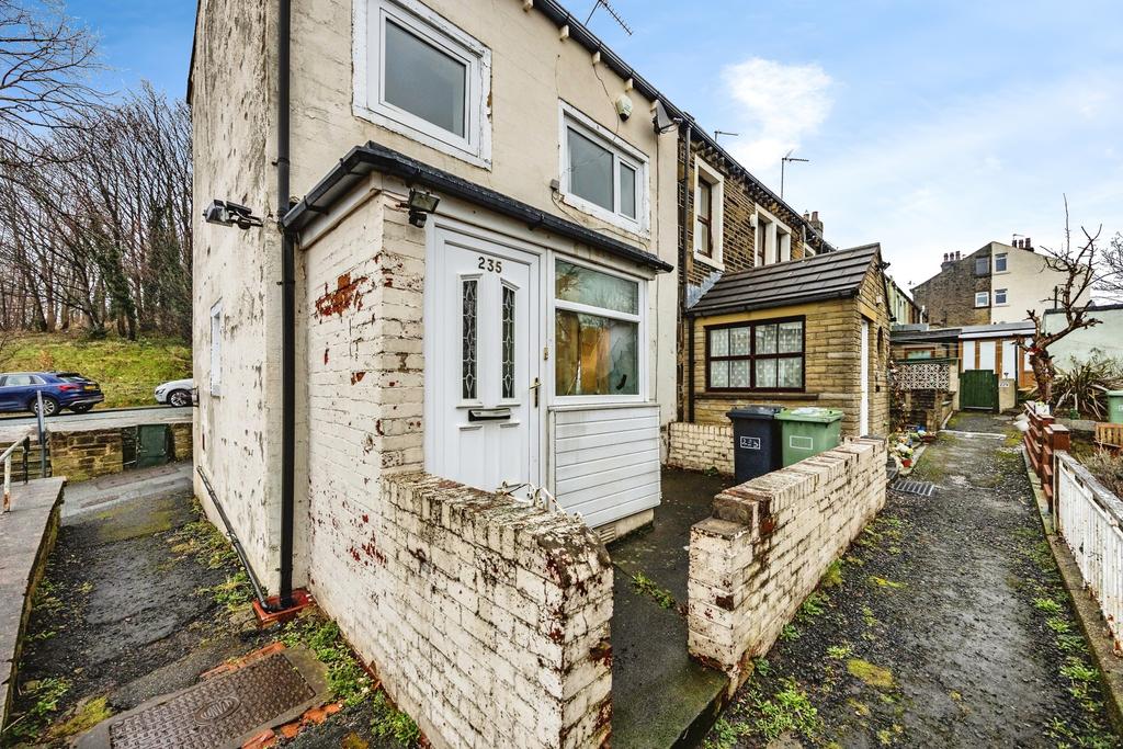 Yews Hill Road, West Yorkshire HD1 2 bed end of terrace house - £59,500