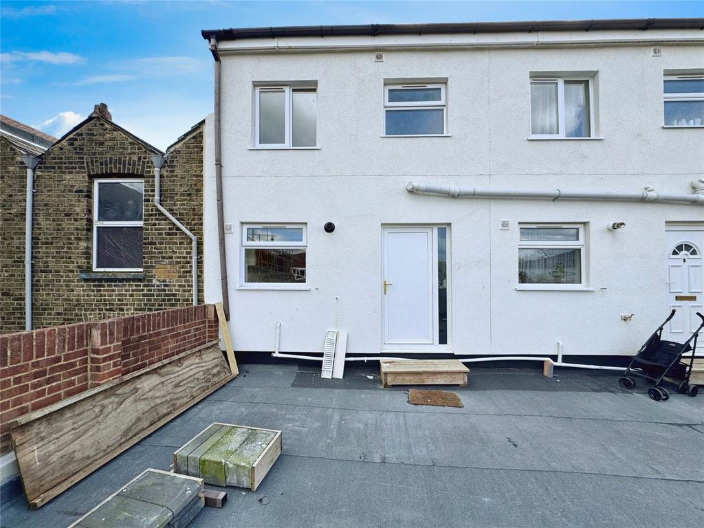Canterbury Street, Kent ME7 2 bed flat to rent - £1,200 pcm (£277 pw)