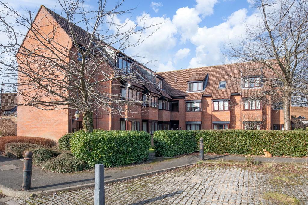 Chapman Way, Cheltenham GL51 2 bed flat for sale - £200,000