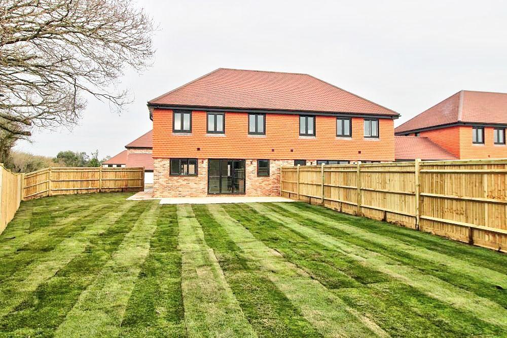 Hailsham BN27 3 bed semi-detached house for sale - £400,000