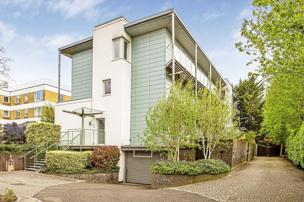 Manor Road, Teddington TW11 2 bed flat for sale - £599,950