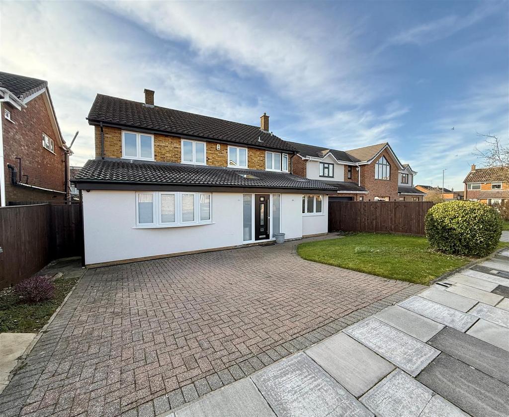 Foxbury Close, Luton, LU2 7BQ 4 bed detached house - £675,000