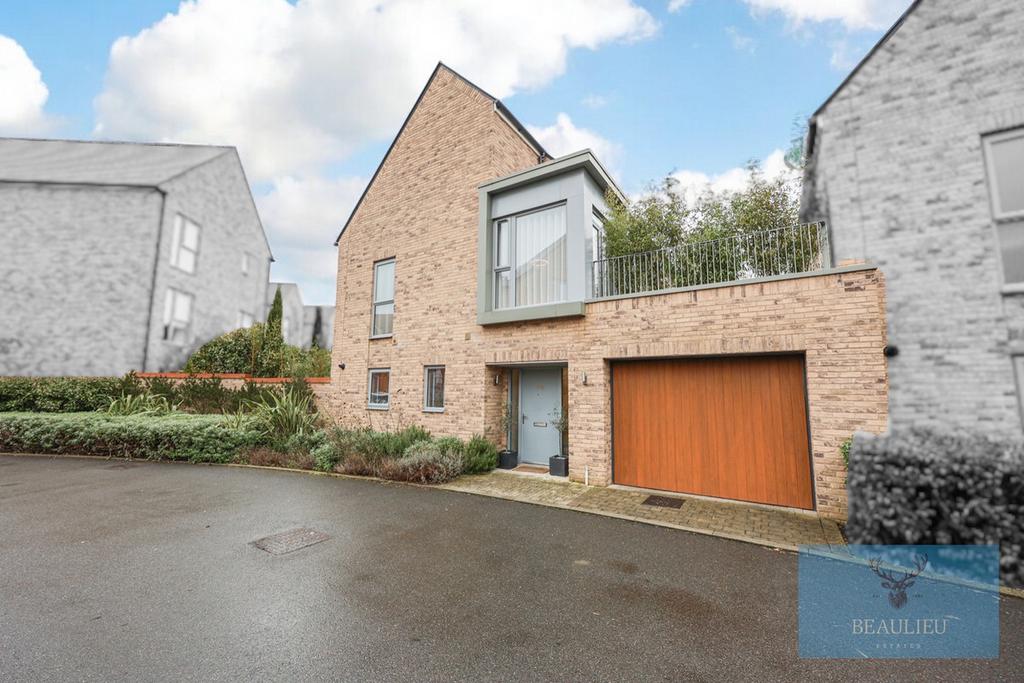 Chelmsford CM1 3 bed detached house - £2,500 pcm (£577 pw)