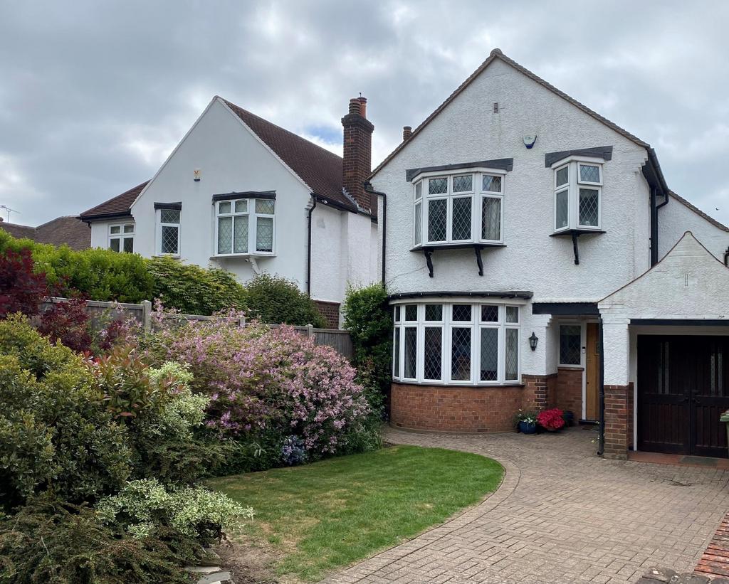 Mount Grace Road, Potters Bar, EN6 3 bed detached house - £845,000