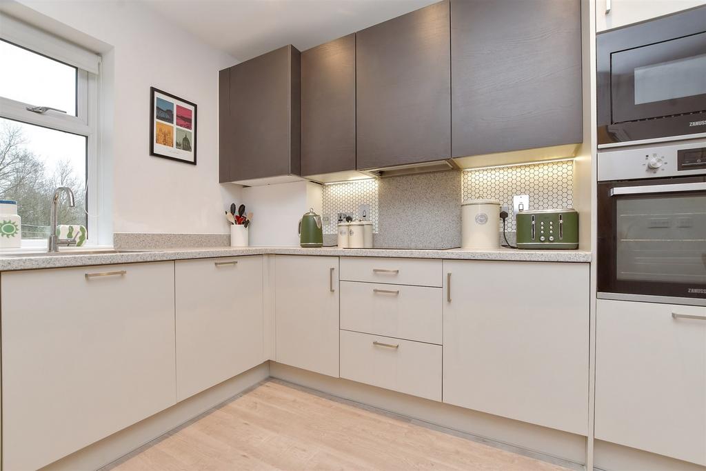 94 Consort Drive, Leatherhead KT22 1 bed ground floor flat for sale - £ ...