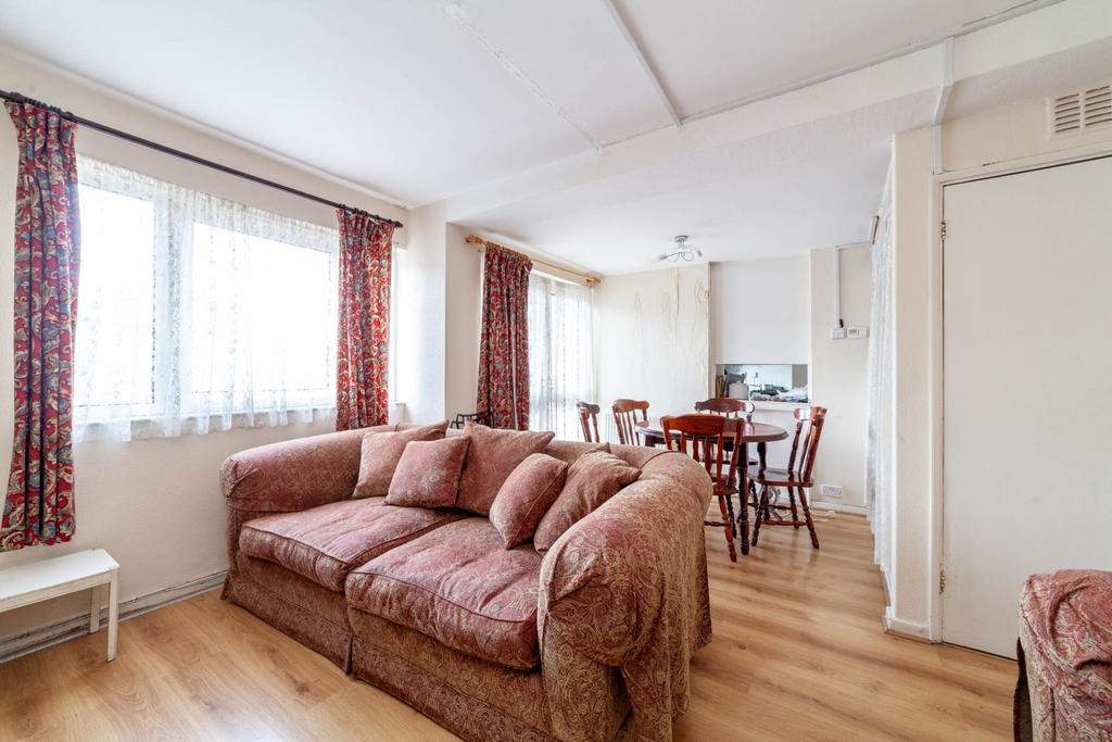 Brooks Court, Stockwell 4 bed flat for sale - £400,000