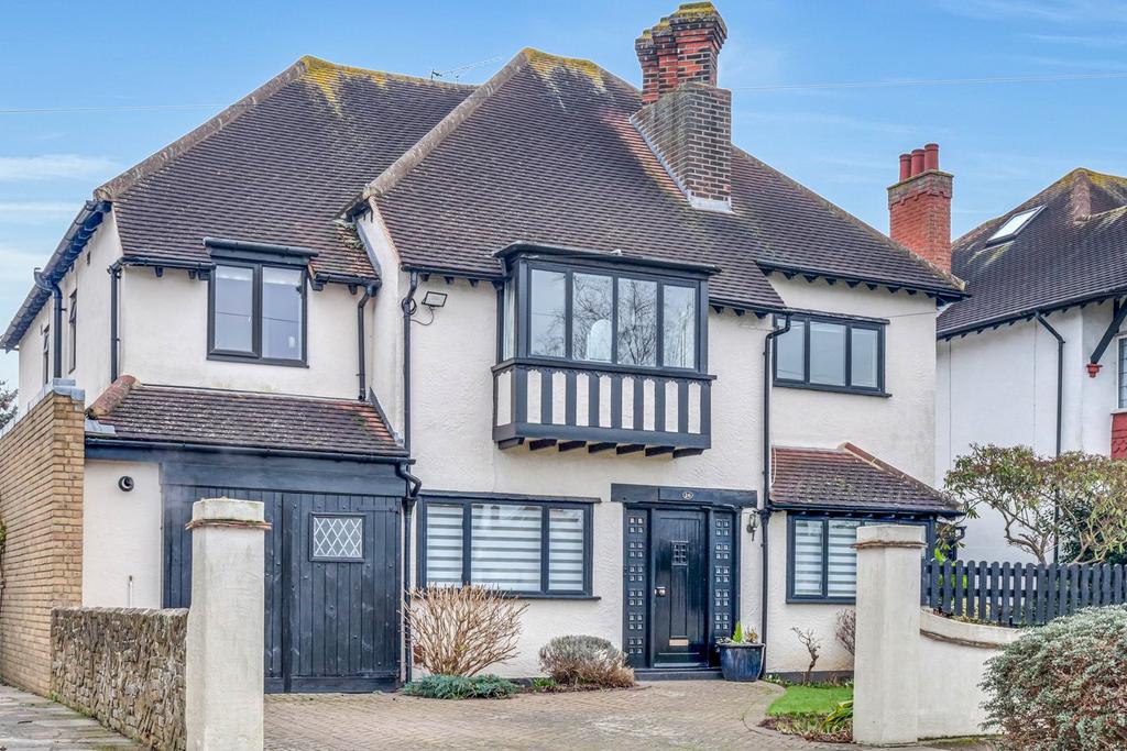 Parkanaur Avenue, Thorpe Bay SS1 5 bed detached house for sale - £1,100,000
