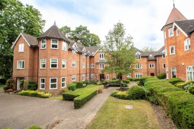 Lefroy Park, Fleet GU51 1 bed flat - £1,400 pcm (£323 pw)