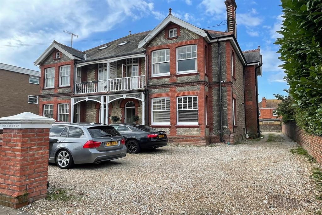 Worthing BN11 1 bed flat - £900 pcm (£208 pw)