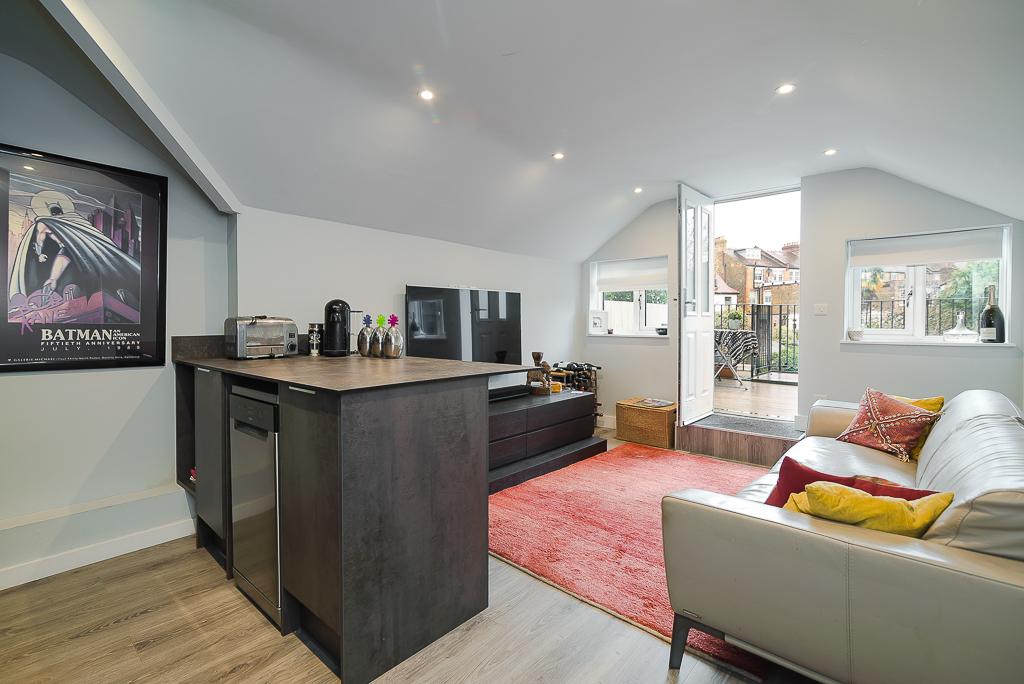 Church Road 1 bed flat - £1,800 pcm (£415 pw)