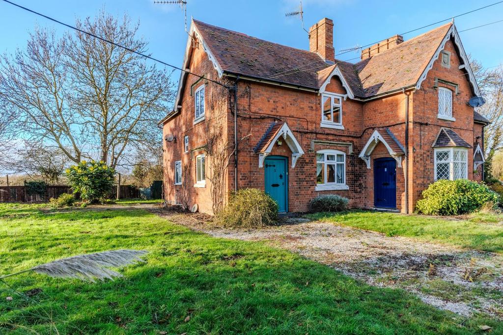1 Thelsford Cottages, Wellesbourne... 3 bed end of terrace house - £185,000