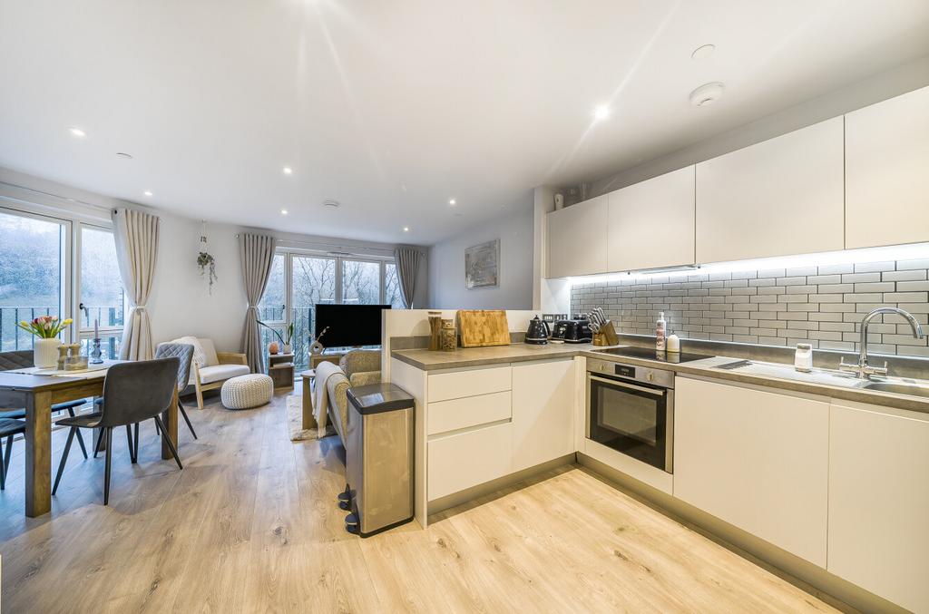 Panta House, 4 Old Barn Lane, Kenley... 2 bed flat - £175,000