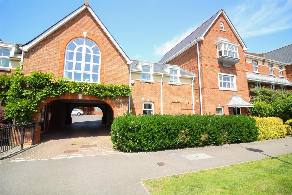 Turners Avenue, Fleet GU51 3 bed end of terrace house - £1,550 pcm (£ ...