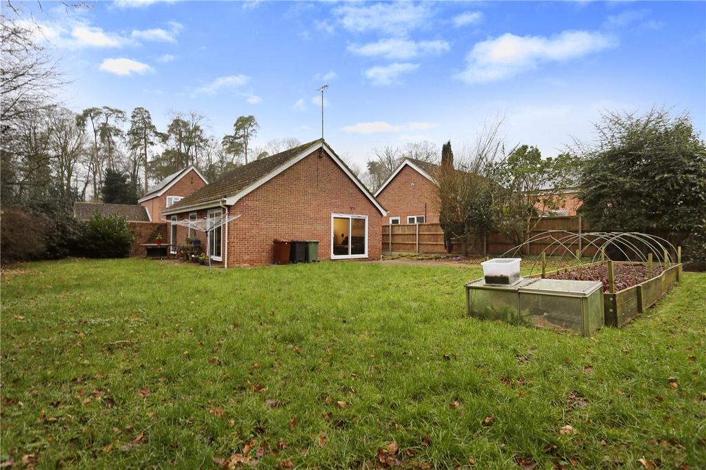 Priory Close, Hethersett, Norwich... 3 bed bungalow for sale - £300,000