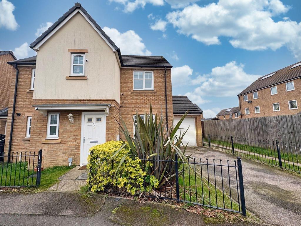 Redgrave Drive, Corby, NN18 3 bed detached house - £1,200 pcm (£277 pw)