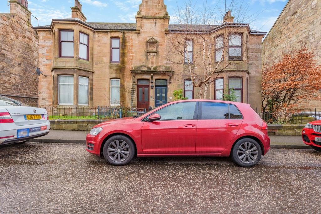 16 Stewart Road, Falkirk, FK2 7AW 2 bed flat - £115,000