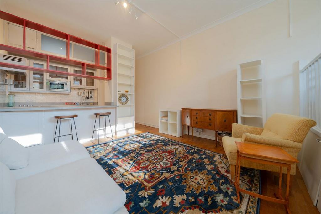 Fulham Road, London SW6 1 bed flat - £1,993 pcm (£460 pw)