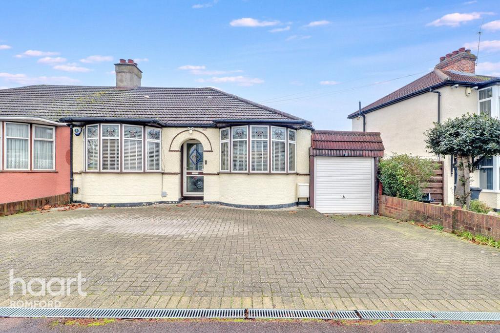 Gorseway, Romford, RM7 0SH 3 bed semi-detached bungalow for sale - £525,000