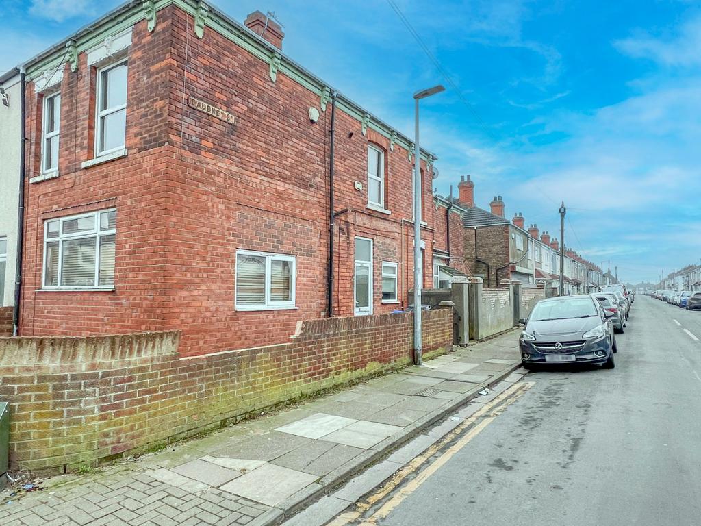 Brereton Avenue, Cleethorpes, DN35 4 bed end of terrace house - £109,950