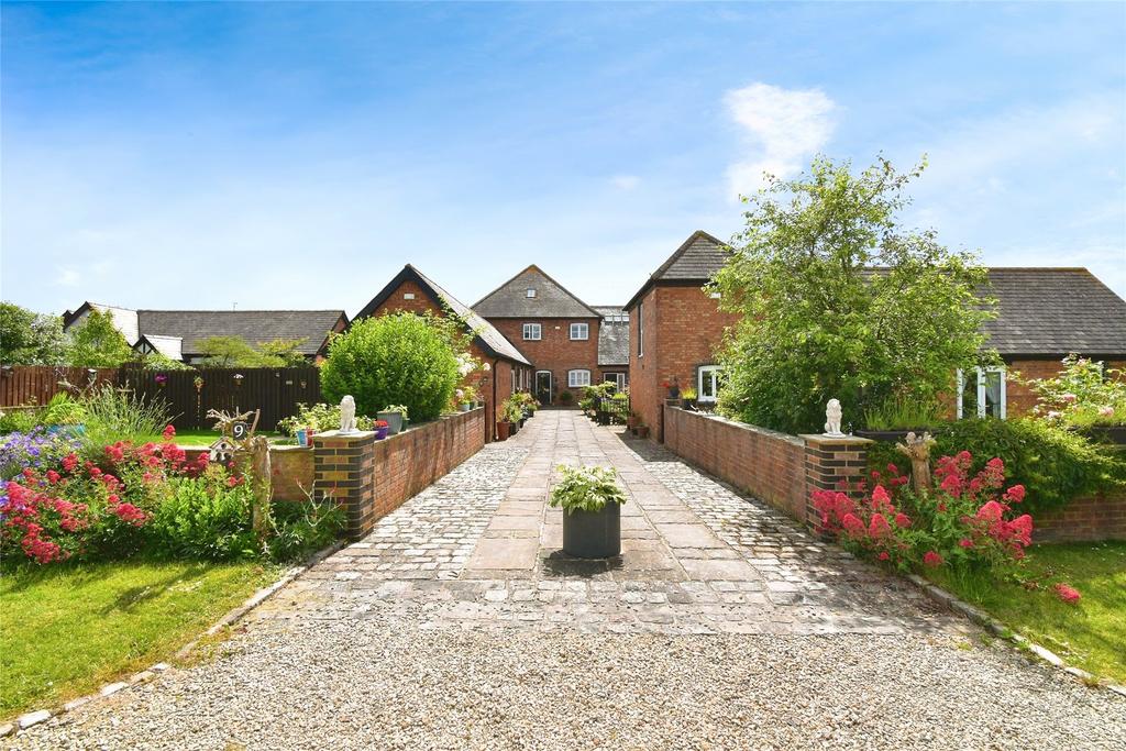Ledburn, Leighton Buzzard 3 bed barn conversion for sale - £800,000