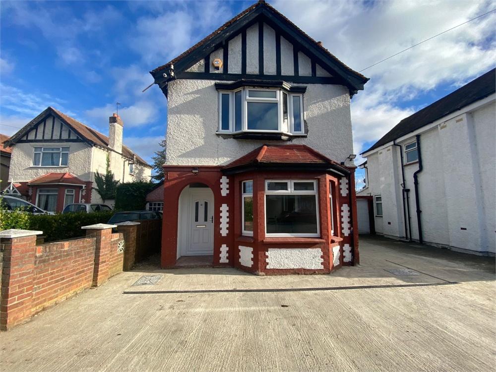 Farnham Road, Slough SL2 3 bed detached house - £2,150 pcm (£496 pw)