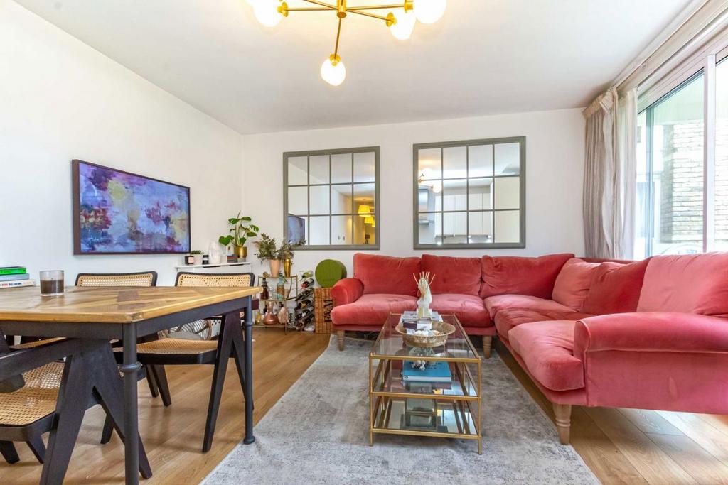 Warwick Drive, London SW15 2 bed flat - £399,999