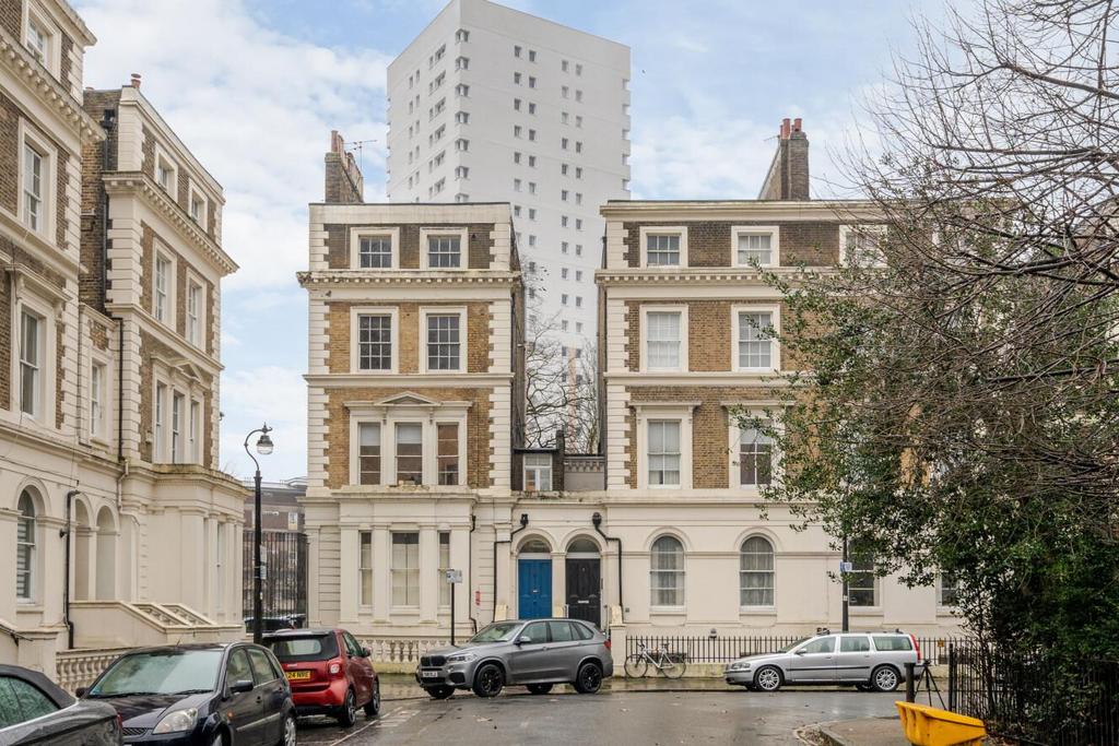 Albert Square, Stockwell, London, SW8 2 bed flat for sale - £450,000