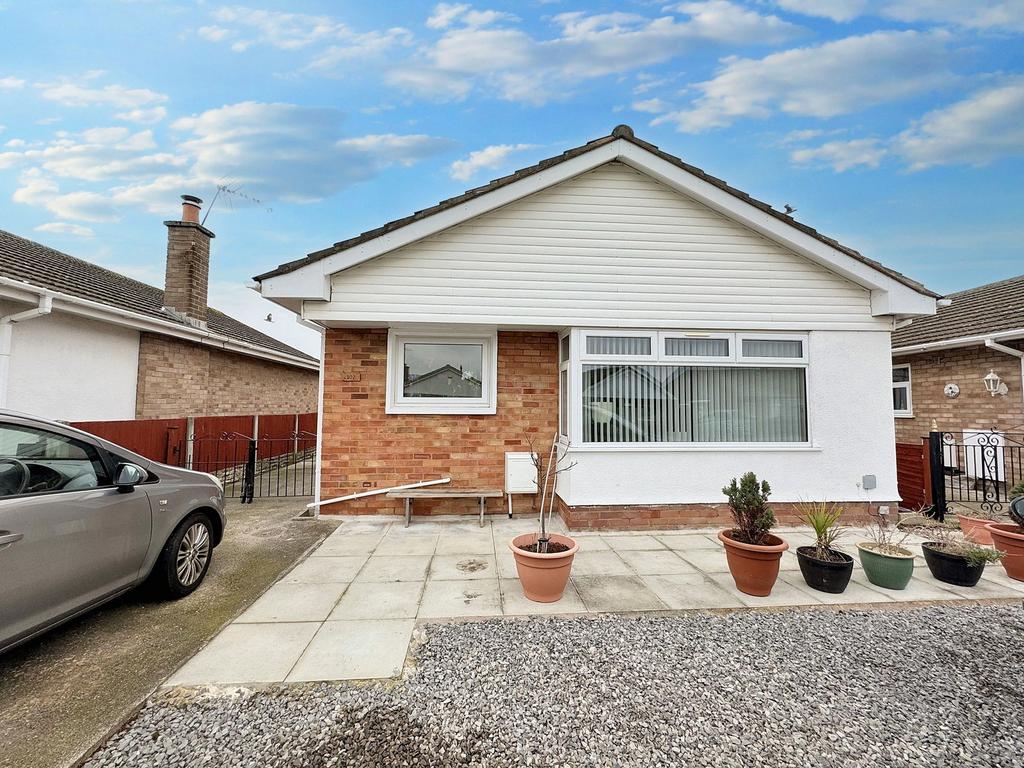 Lon Y Cyll, Pensarn, Abergele, LL22 7RP 2 bed detached bungalow - £185,000