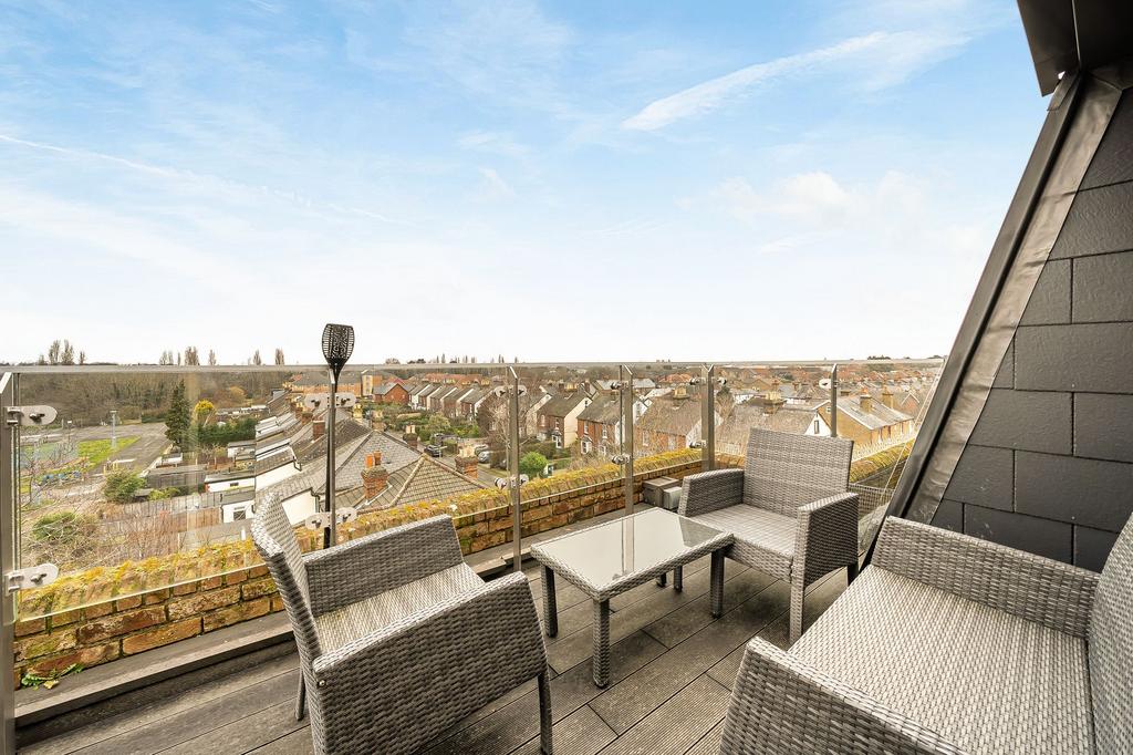 East Street, Epsom KT17 3 bed flat for sale - £500,000